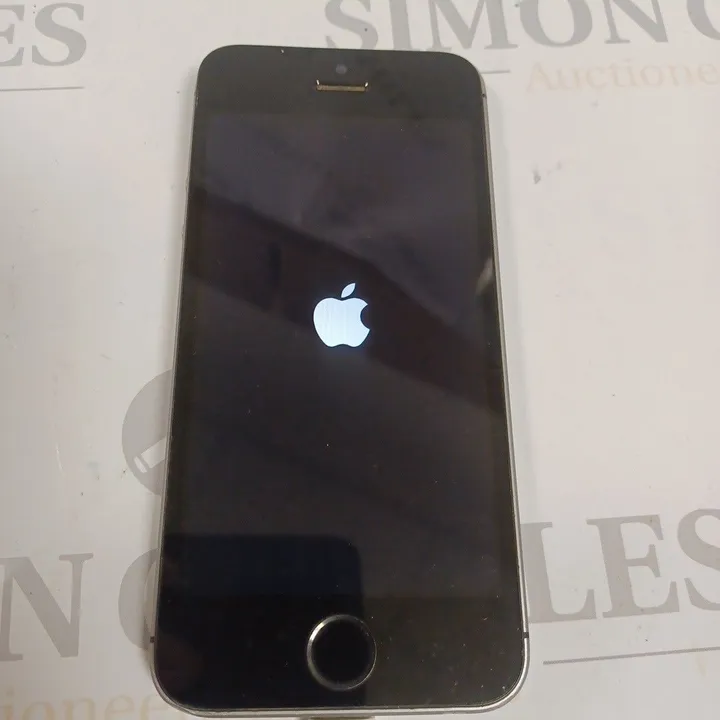 APPLE IPHONE SE MOBILE PHONE - A1723 4426458-Simon Charles Auctioneers