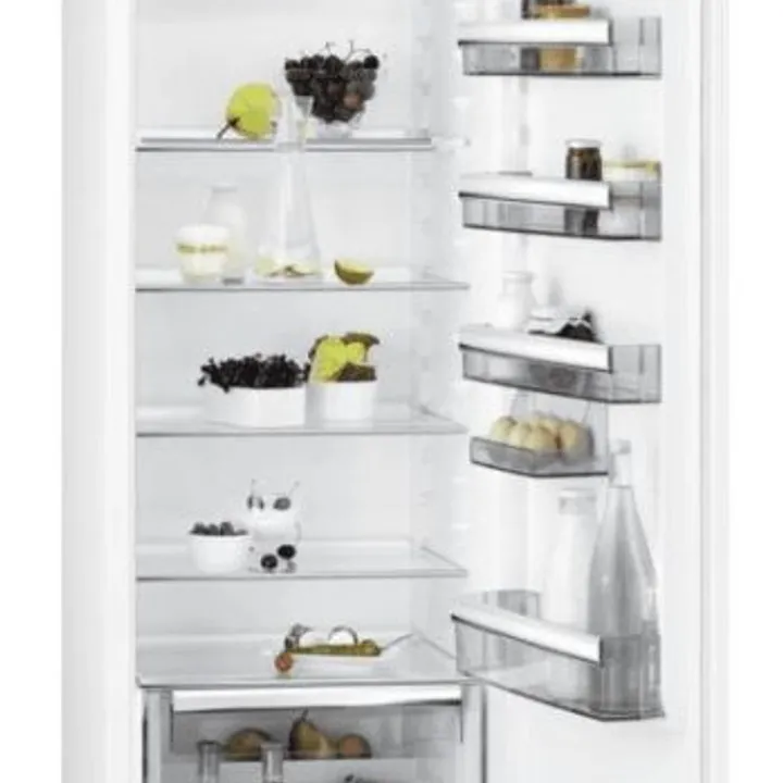 FRIDGE 310L MODEL SKE818E1DC RRP £1000 4695831-Simon Charles Auctioneers