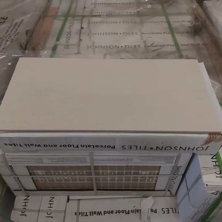 CARTON // TILE SIZE: 300 x 600 x 9.8mm 4634945-Simon Charles Auctioneers