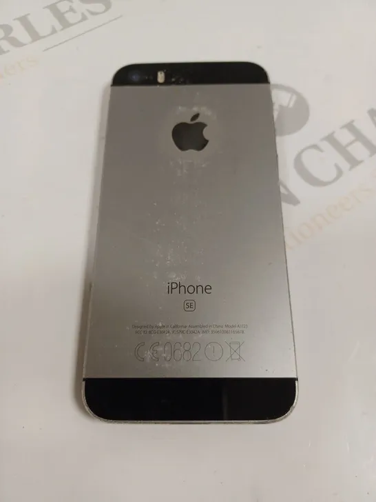 APPLE IPHONE SE MOBILE PHONE - A1723 4426458-Simon Charles Auctioneers