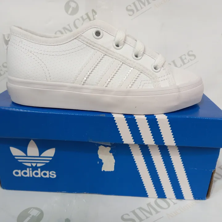 lo-cl-kids-shoes-in-white-uk-size-12-4316598-simon-charles-auctioneers